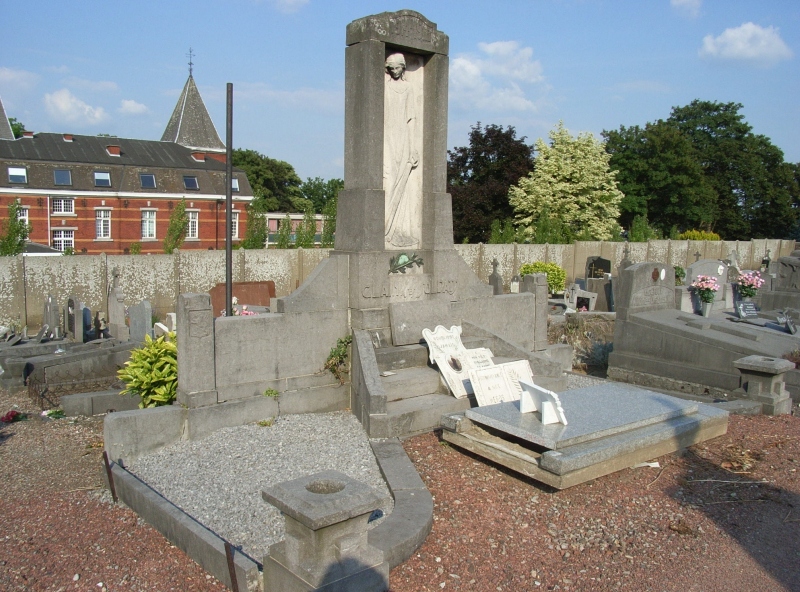 Glain - Monument aux combattants des deux guerres et carré
