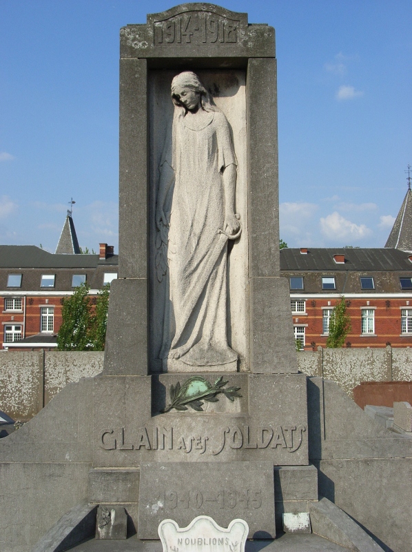 Glain - Monument aux combattants des deux guerres et carré